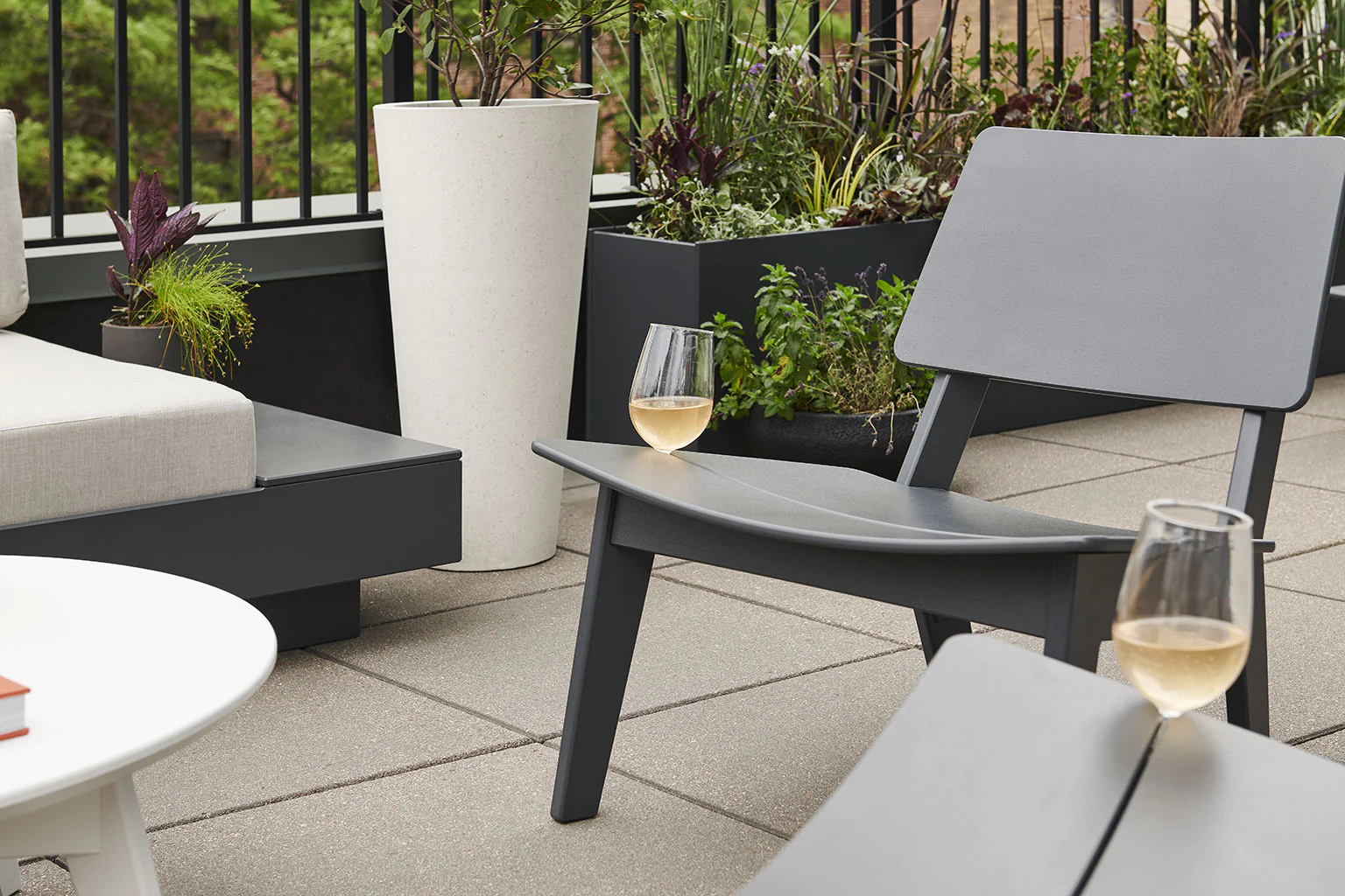 easy living - der Lago Lounge Chair von Loll Designs | BeSeaside